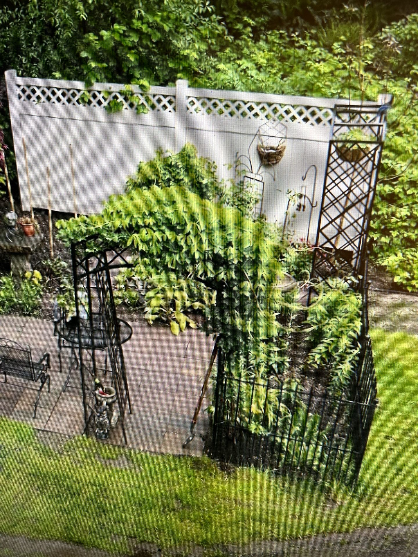 Yardlink Steel Fencing With Gate And Posts for Sale in Snohomish, WA ...