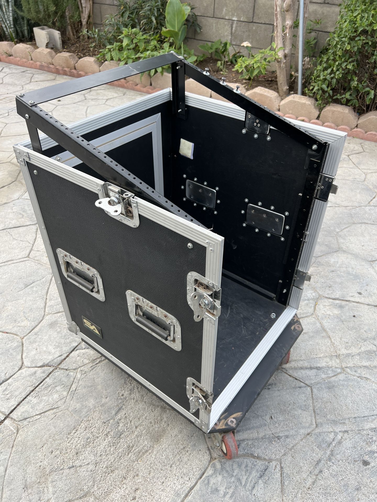 12 Space Rack Case with Slant Mixer Top for Sale in Riverside, CA - OfferUp