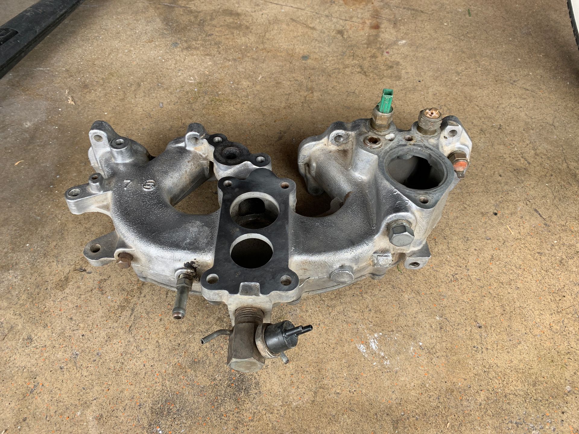 OEM Intake Manifold Toyota 4cyl Pickup 22R for Sale in Chula Vista, CA ...