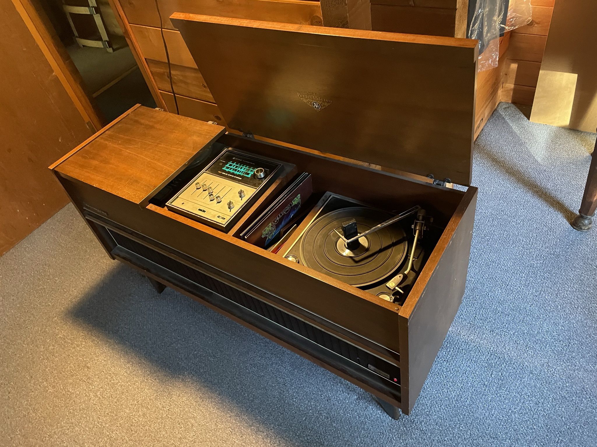 Vintage Console Radio/Phonograph for Sale in Weaverville, CA - OfferUp