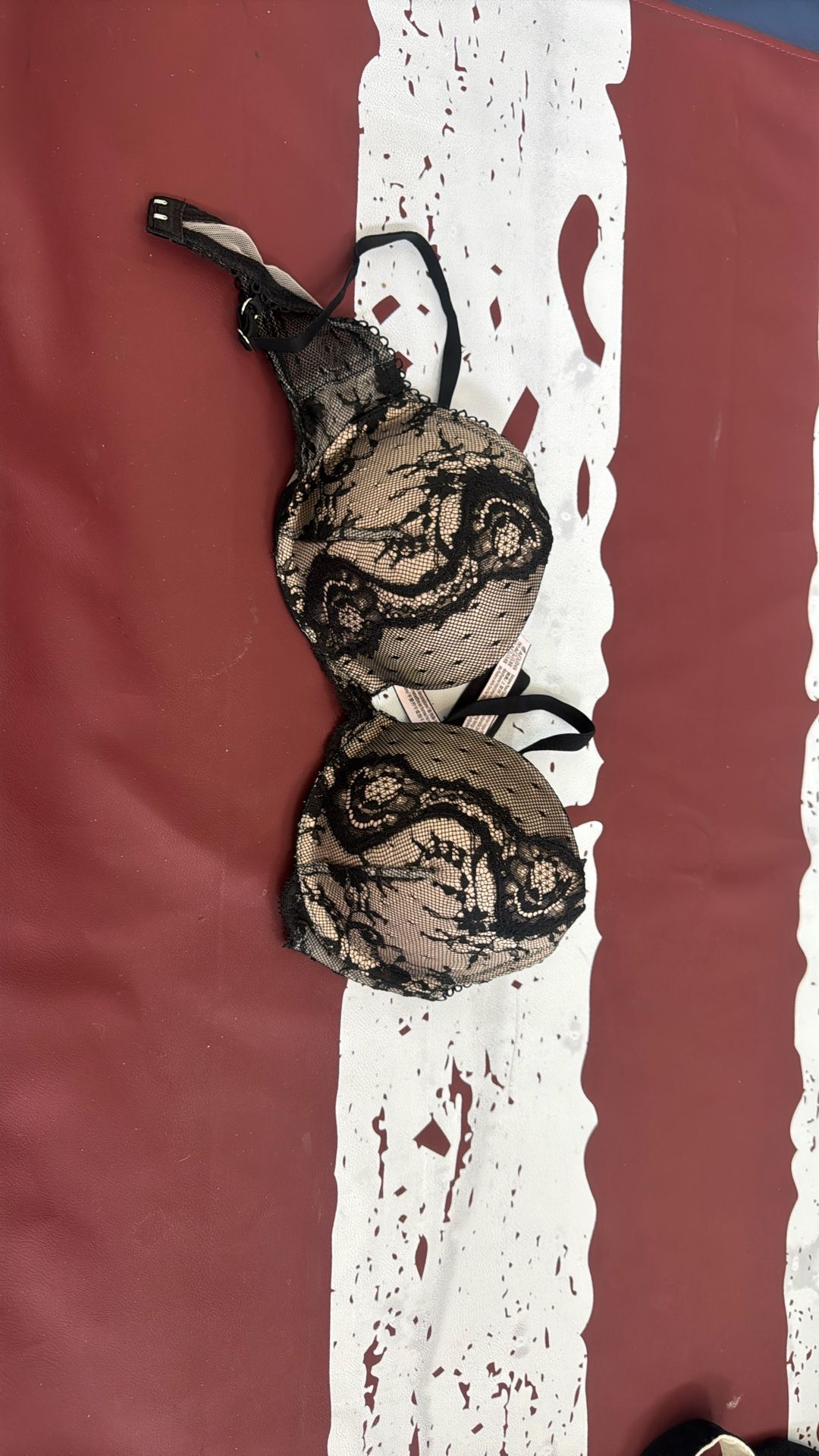 32D bra - Victoria secrets for Sale in Ruskin, FL - OfferUp