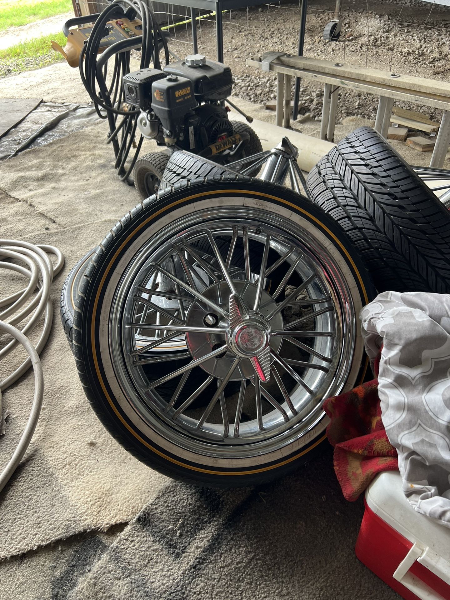 20 INCH SWANGAS GORILLAS W/ VOGUES for Sale in Houston, TX - OfferUp