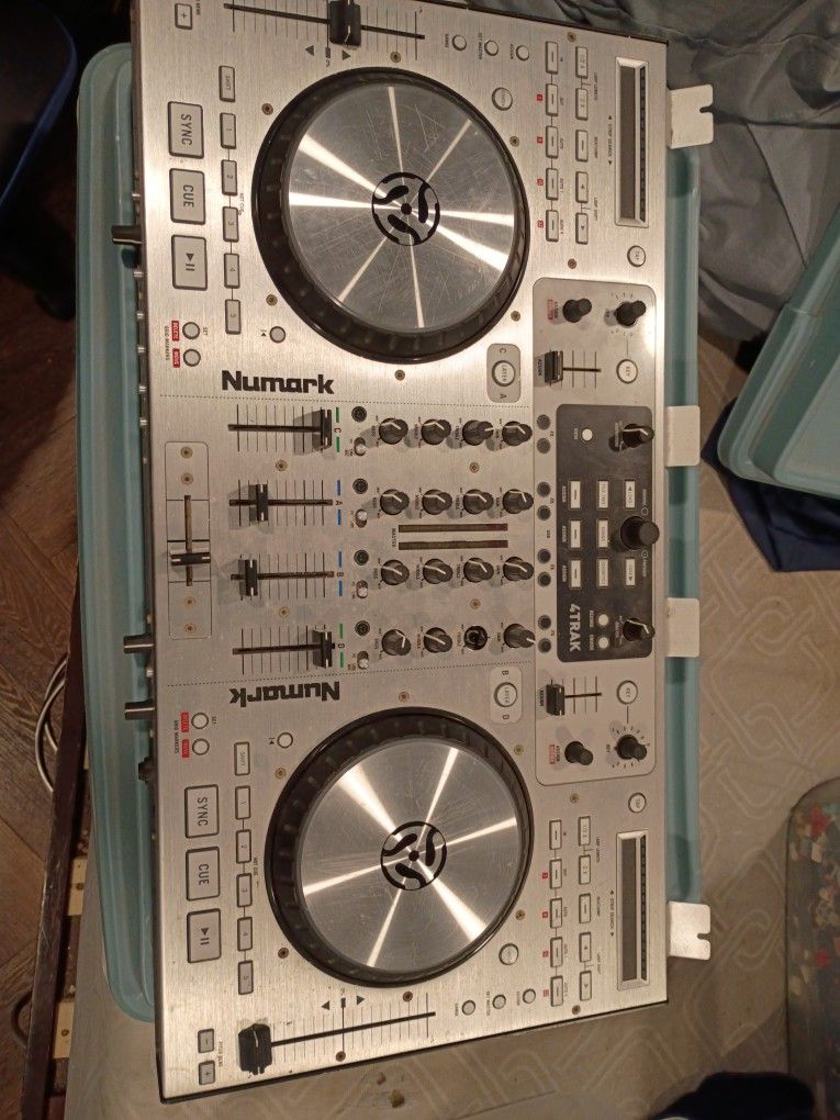Numark 4 Trak Quad Deck Controller for Sale in Santa Ana, CA - OfferUp