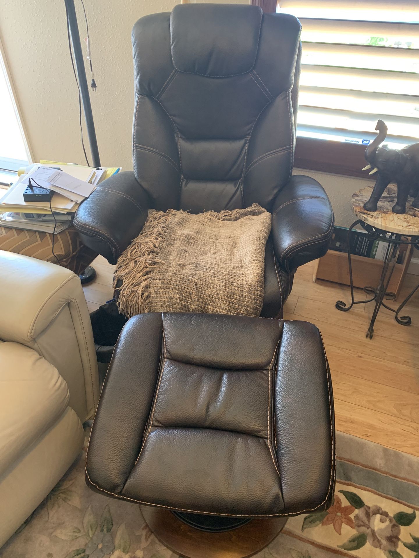 2 Leather Recliners With Foot Rest for Sale in Spanish Springs, NV ...