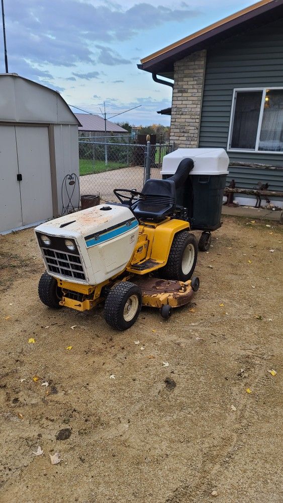 Cub Cadet 1811 With Leaf Bagger for Sale in Neshkoro, WI - OfferUp