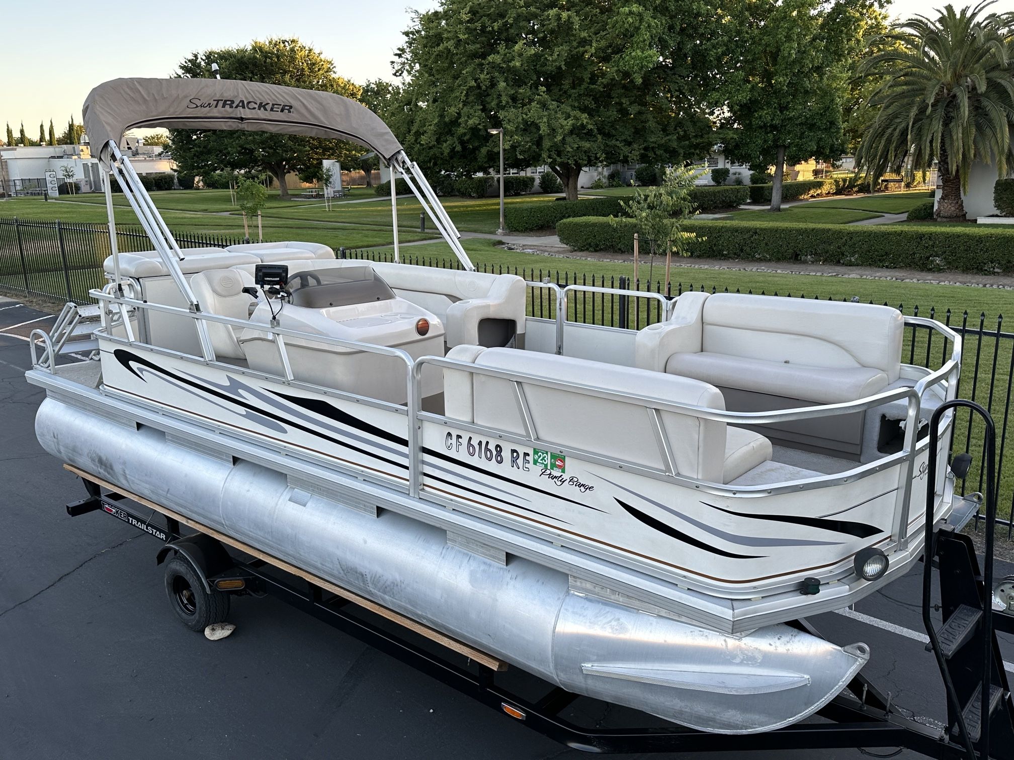 Pontoon Suntracker for Sale in Sacramento, CA - OfferUp