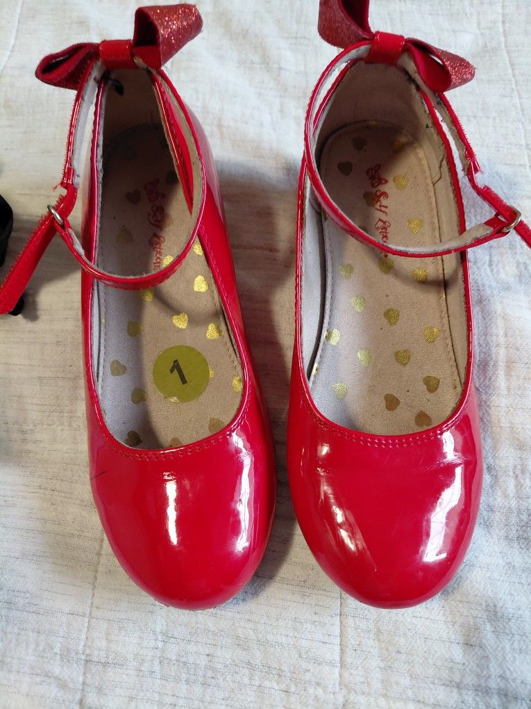 LITTLE GIRL RED SHOES WITH RED BOWS ON BACK VERY CUTE, GREAT CONDITION ...