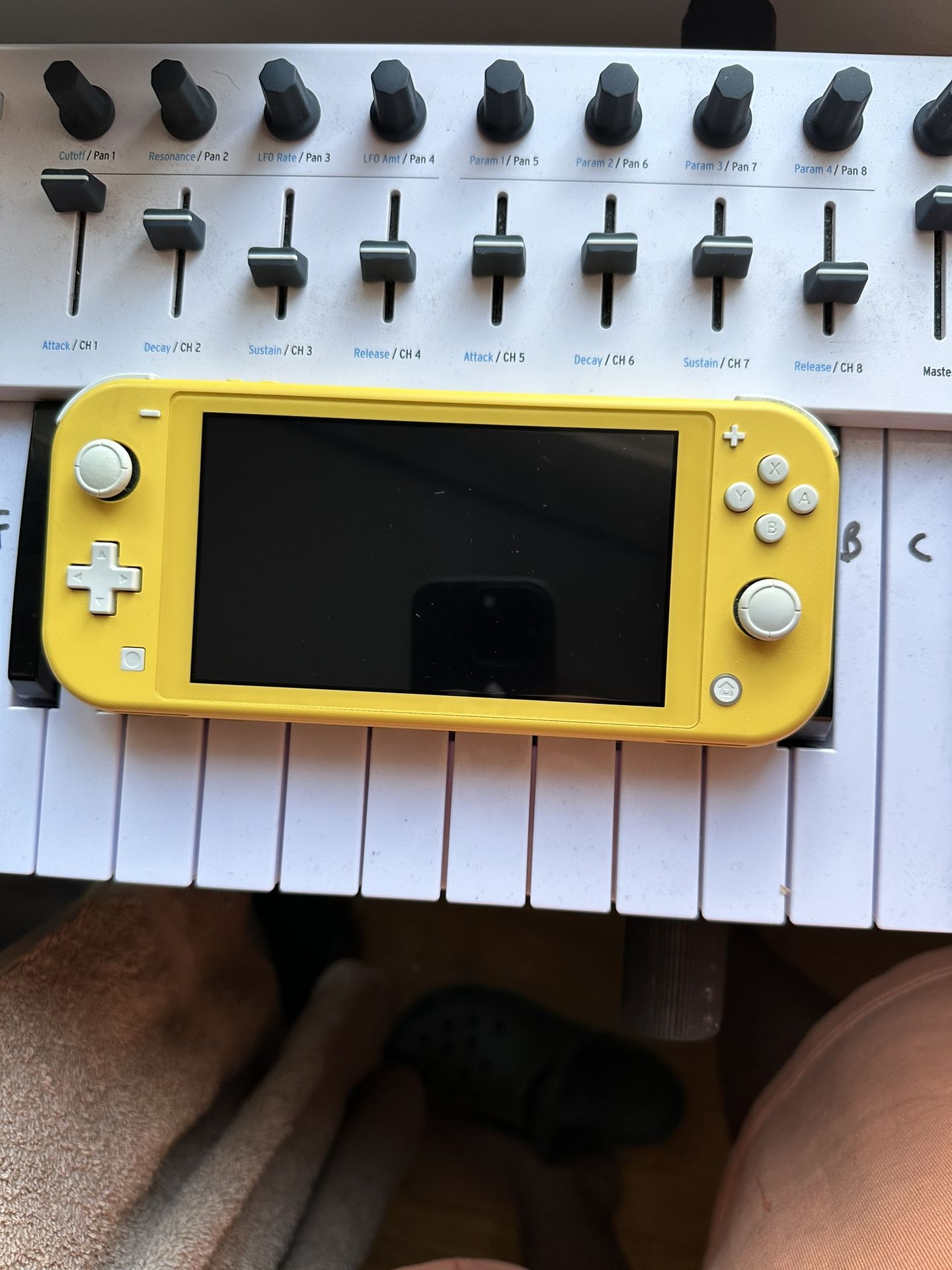 Nintendo Switch lite Yellow for Sale in New York, NY - OfferUp