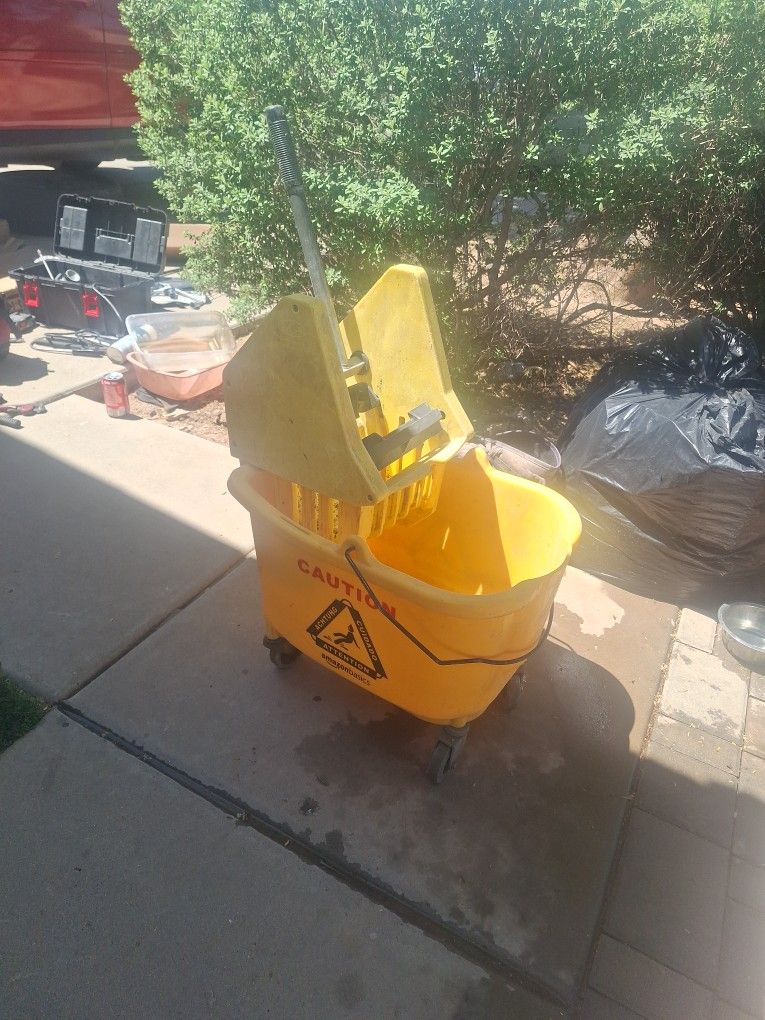 Map Bucket/balde De Trapeador for Sale in Glendale, AZ - OfferUp