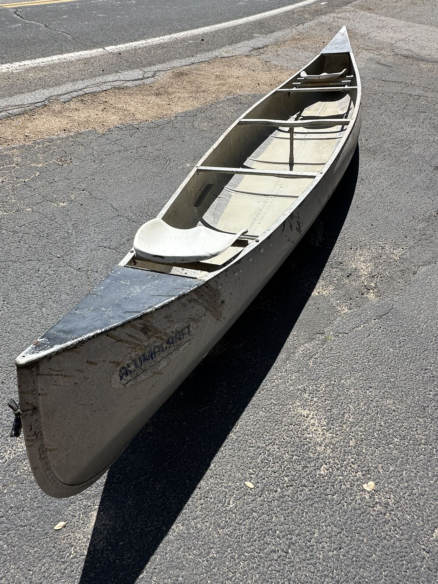 Alumacraft 17ft canoe With Ores. for Sale in Crestline, CA - OfferUp