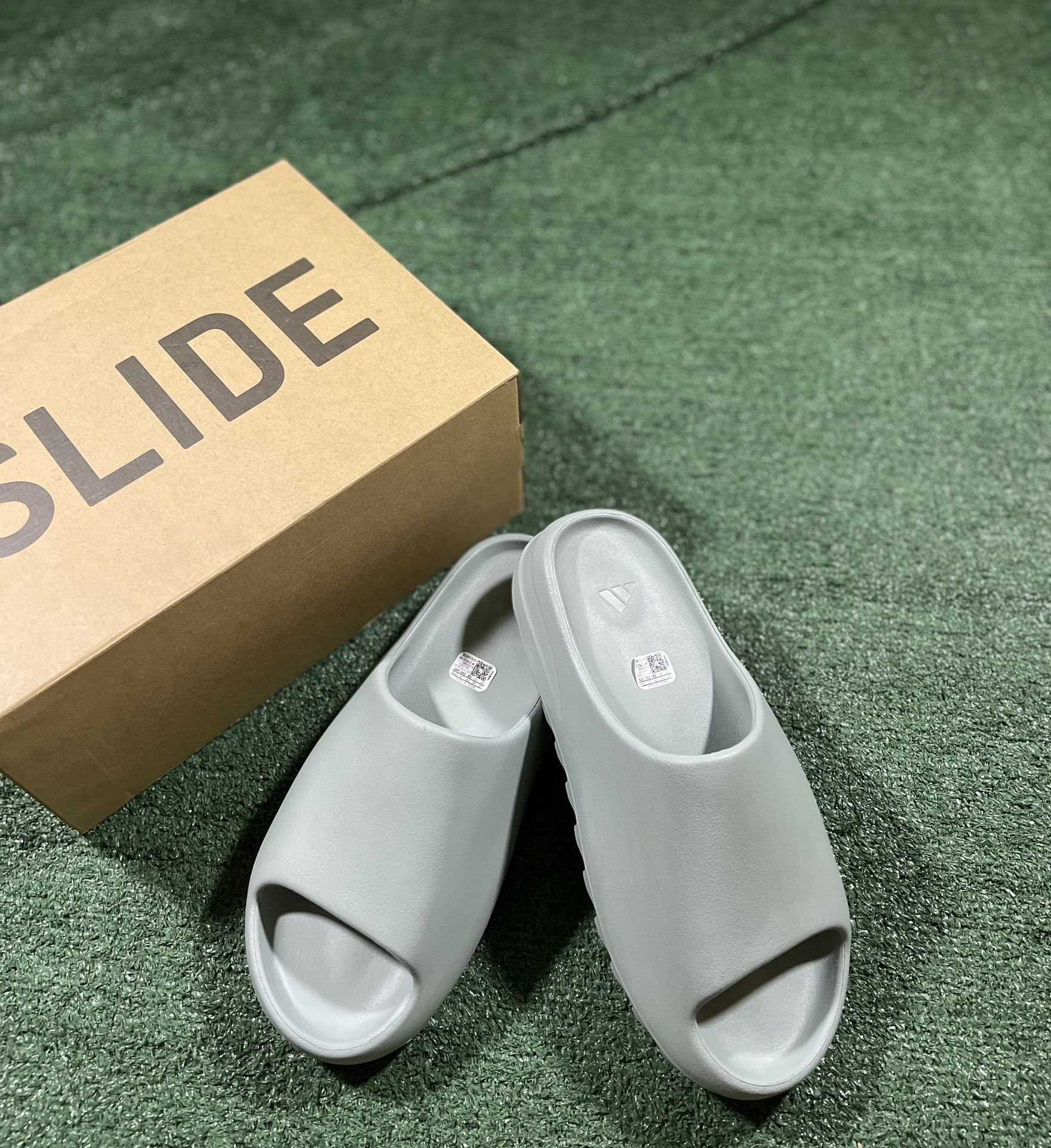 Yeezy Slide Salt Size 11M for Sale in West Chicago, IL - OfferUp