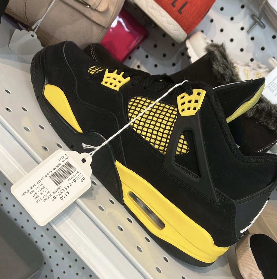 Thunder Retro Jordan 4s for Sale in Austin, TX - OfferUp