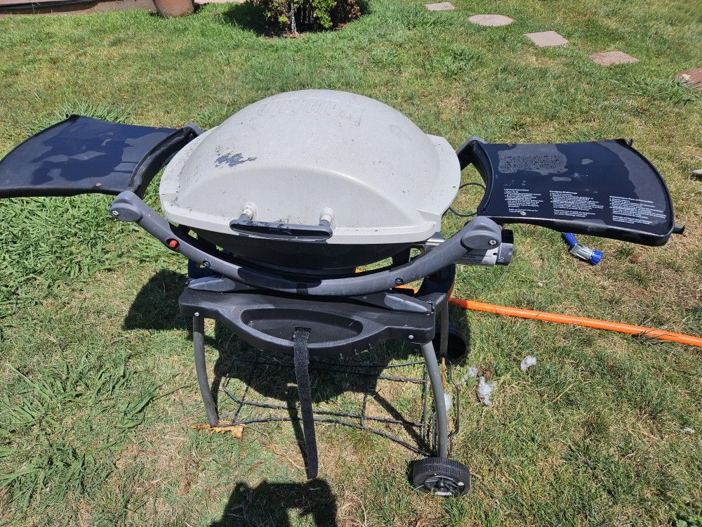 Weber Q portable Grill w/ Stand for Sale in Norwalk, CA - OfferUp