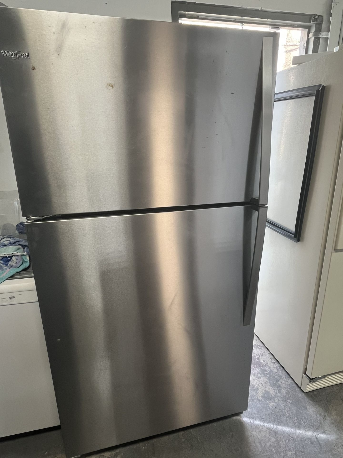 Refrigerator Whirlpool 33” for Sale in Hialeah, FL - OfferUp