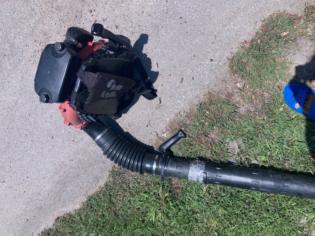Red Max EBZ7500 Gas Leaf Blower for Sale in Houston, TX - OfferUp