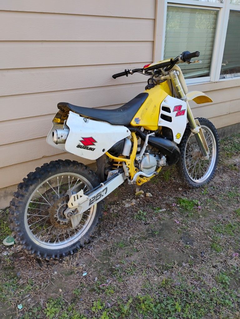 Rm Suzuki 250cc Dirt Bike for Sale in Lancaster, TX - OfferUp