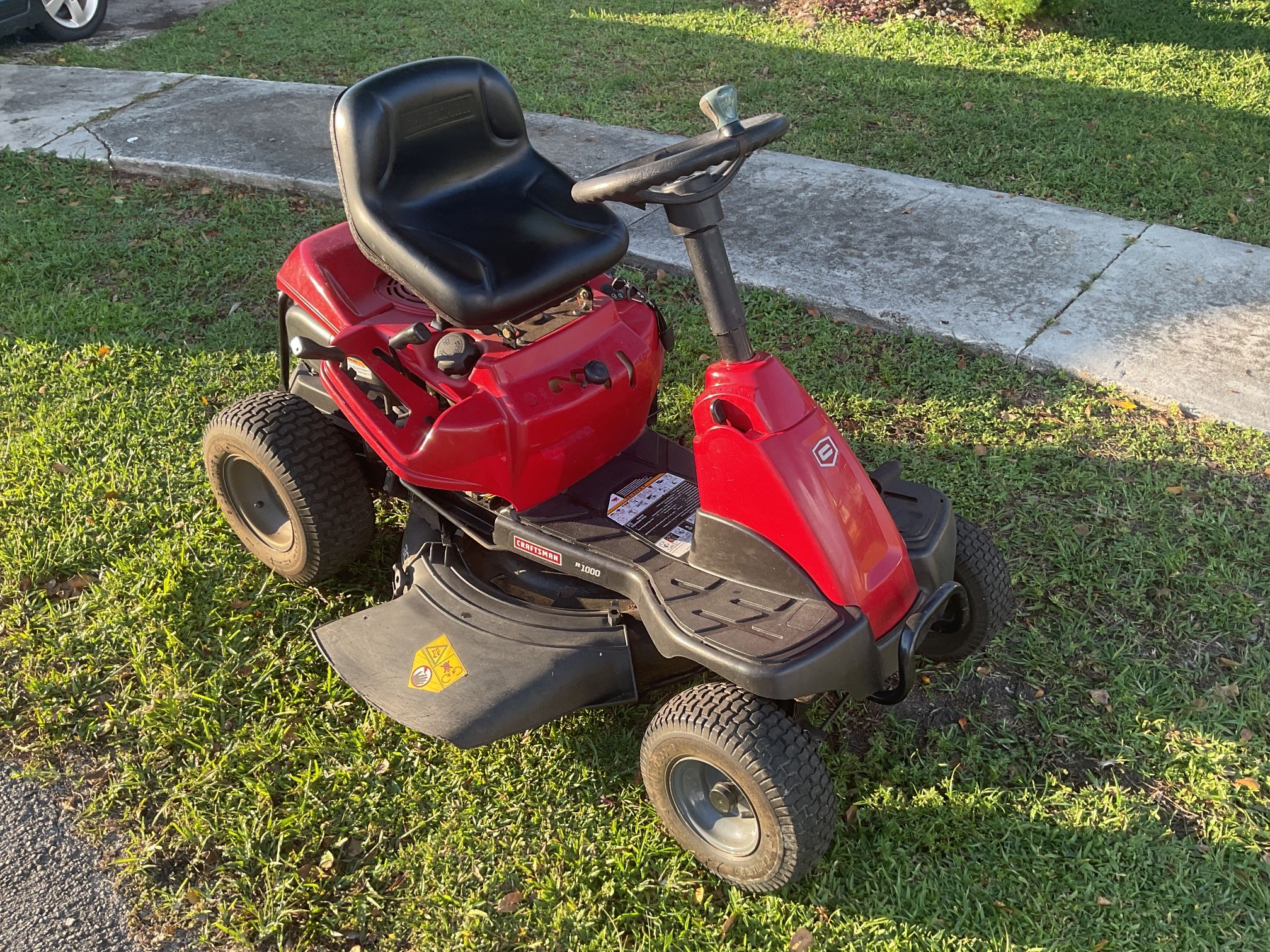 R1000 CRAFTSMAN 30” Riding Lawnmower for Sale in Miramar, FL - OfferUp