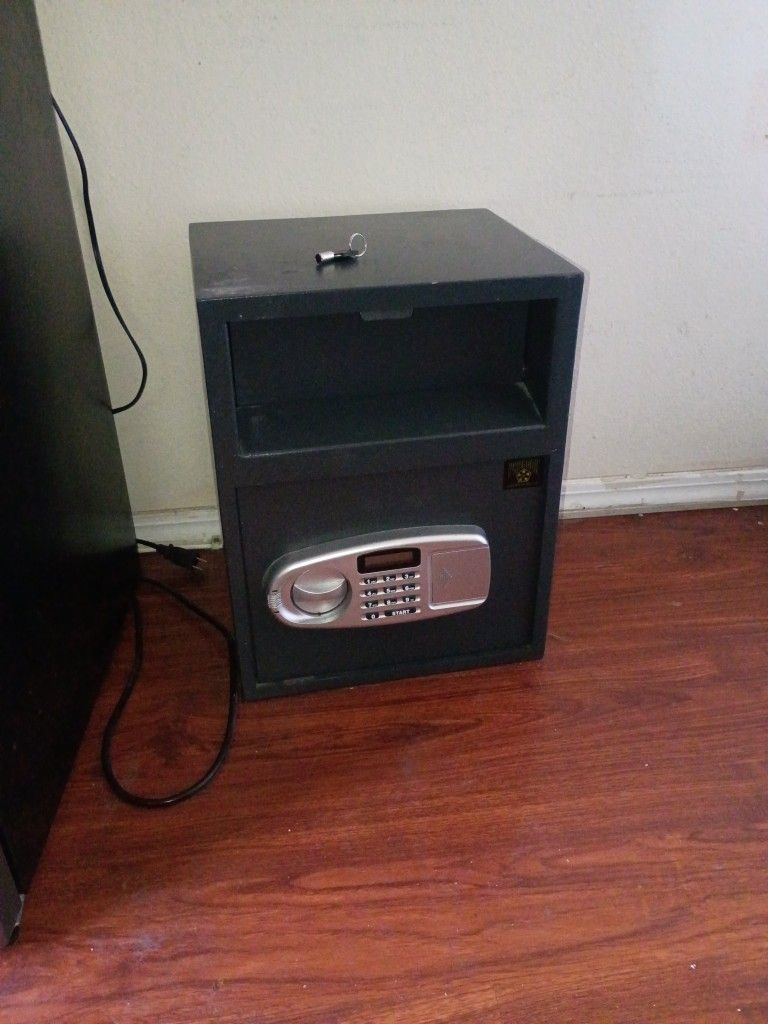 Paragon Lock Ans Safe for Sale in Hawaiian Gardens, CA - OfferUp