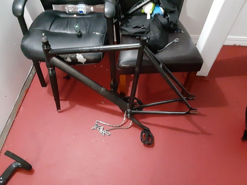 6ku urban track black frame for Sale in Chicago, IL - OfferUp