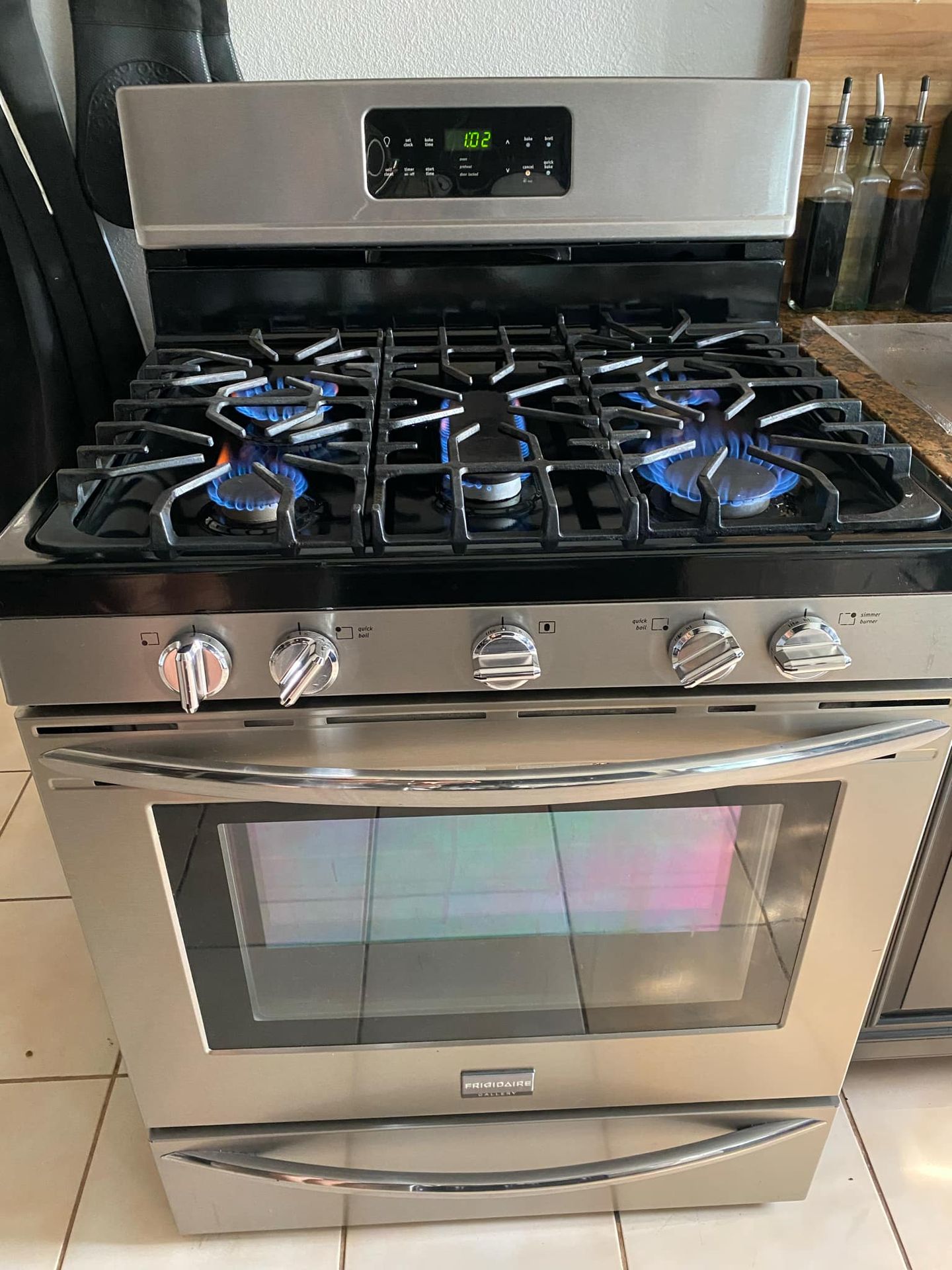 Frigidaire Gallery Stove for Sale in Buena Park, CA - OfferUp
