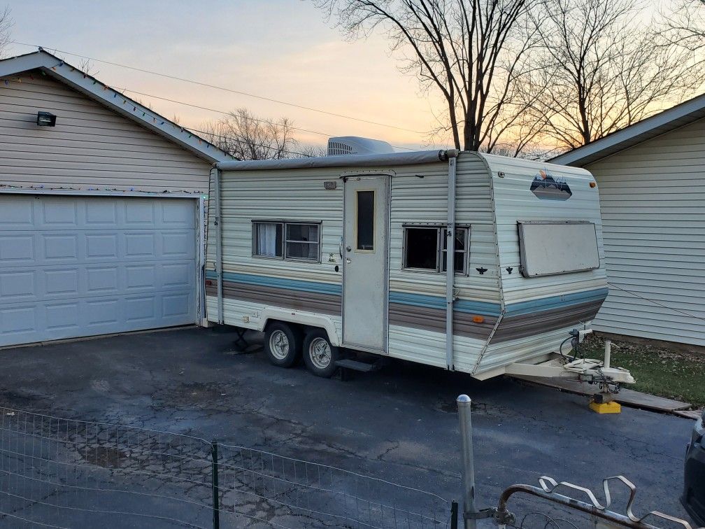 1984 Fleetwood Resort 17' travel trailer for Sale in Lake Villa, IL ...