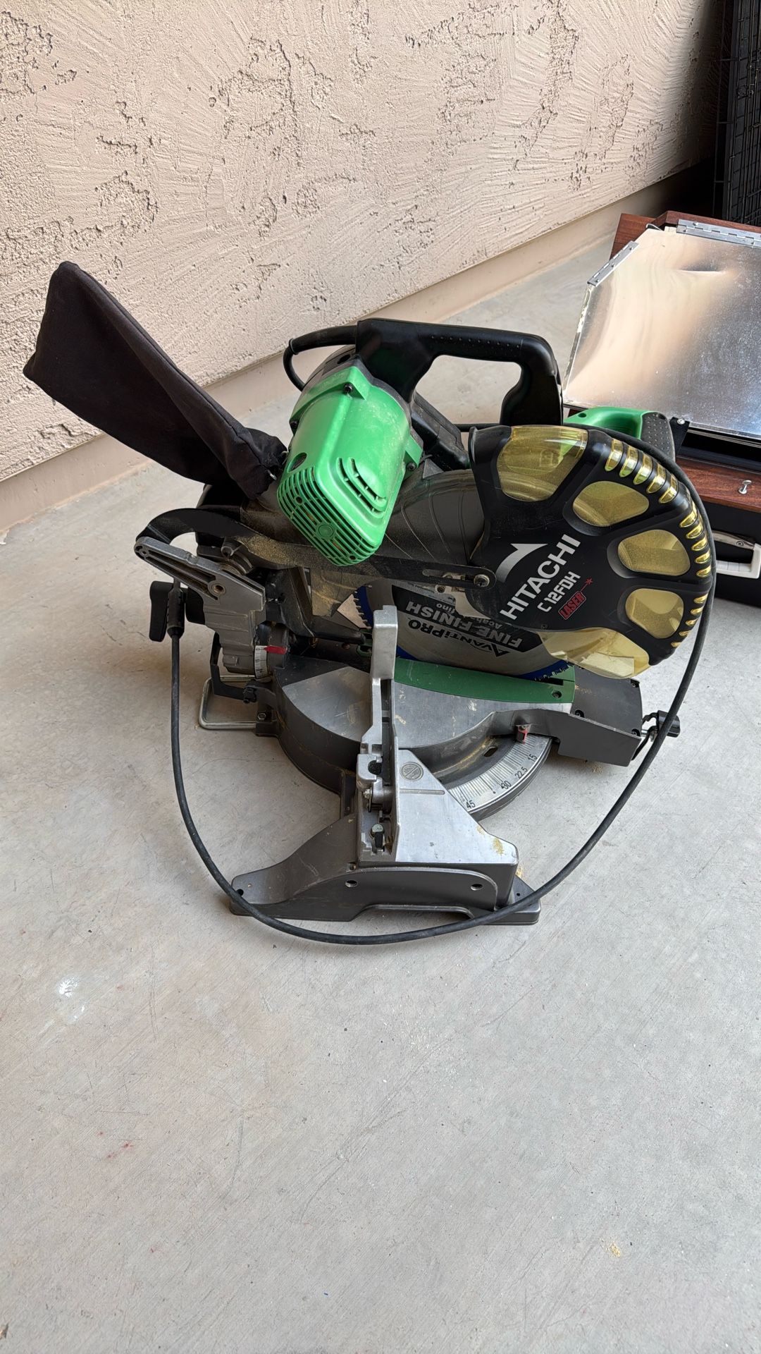 Hitachi 12-in 15-Amp Dual Bevel Compound Corded Miter Saw with Laser ...