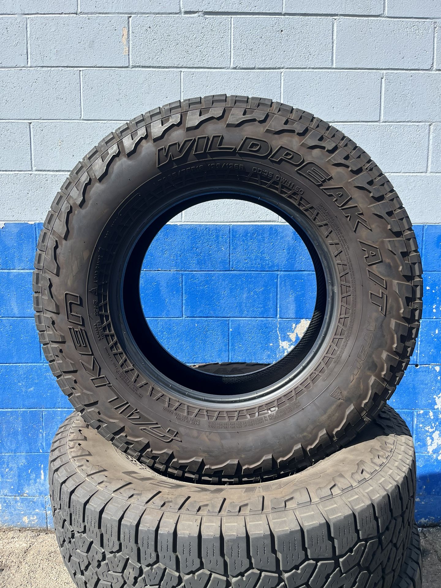 Falken Wildpeak AT3 285/75R18 for Sale in Montclair, CA - OfferUp