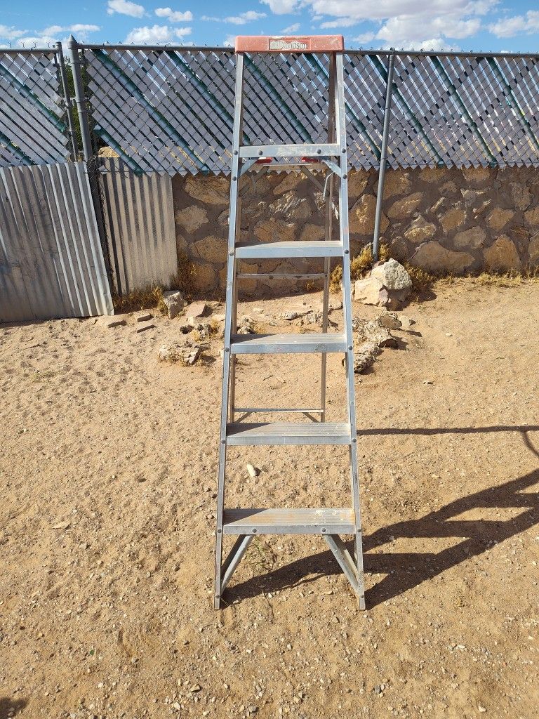 6ft Ladder for Sale in El Paso, TX - OfferUp