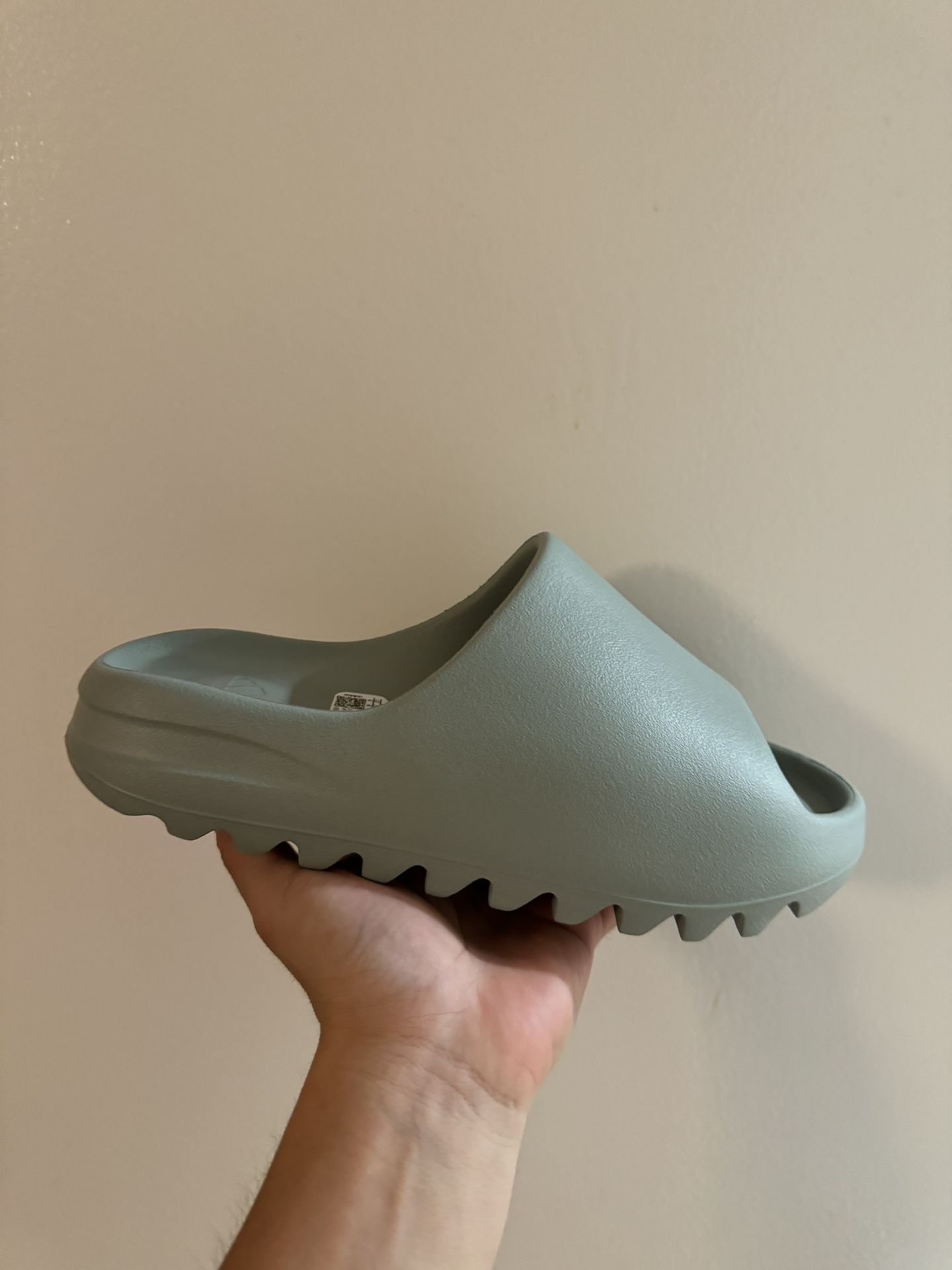 Yeezy Slide Salt 6M for Sale in Los Angeles, CA - OfferUp