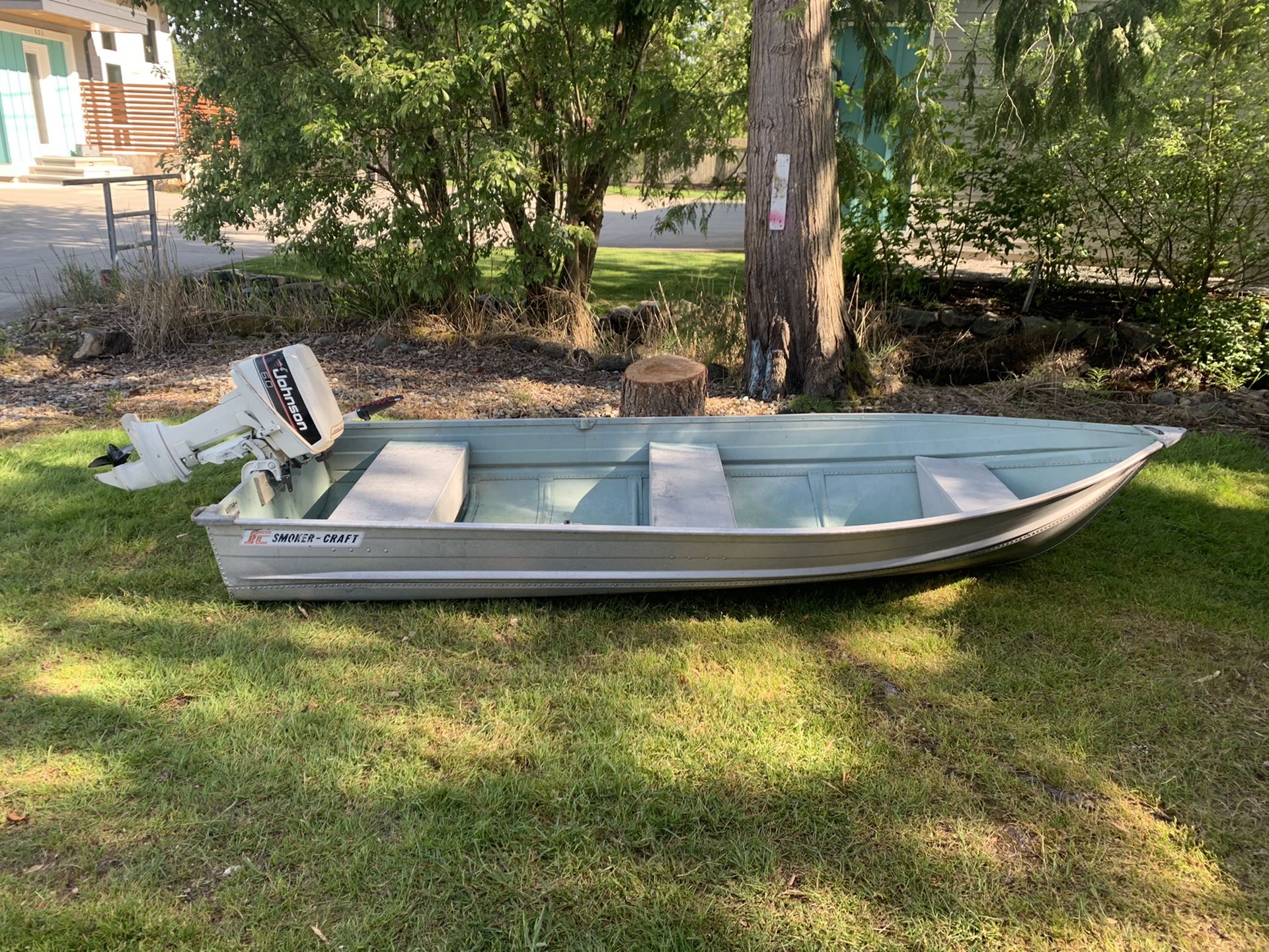 12ft aluminum smoker craft with 6 hp Johnson motor for Sale in Lake ...