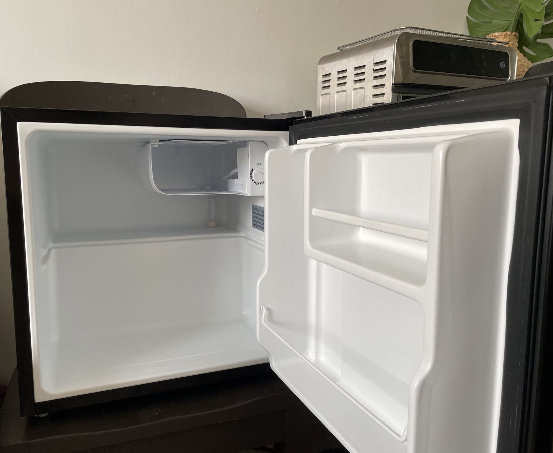 Midea Compact Refrigerator for Sale in Miami, FL - OfferUp