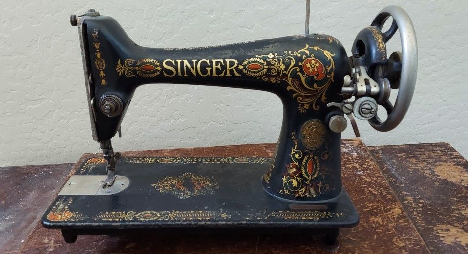 Vintage Antique 1911 Singer Sewing Machine and Cabinet for Sale in ...