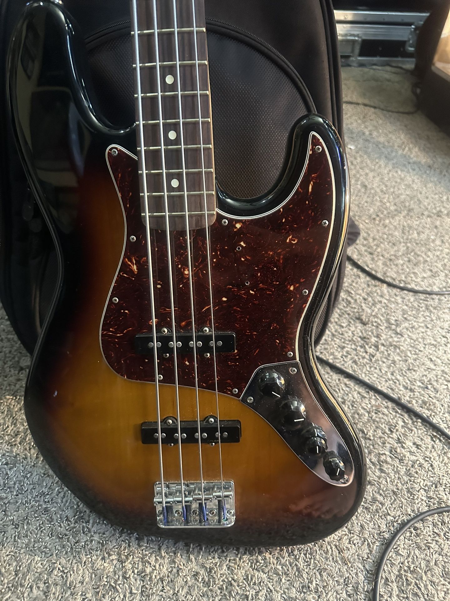 Fender Mexican Deluxe Active jazz bass for Sale in Chino, CA - OfferUp