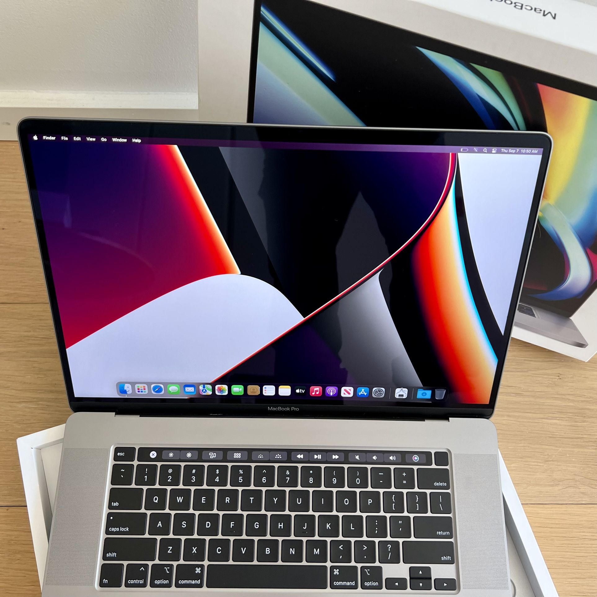 1TB SSD 64GB RAM 16” MacBook Pro Touch Bar 2.4GHz 8-Core i9 CPU Retina ...