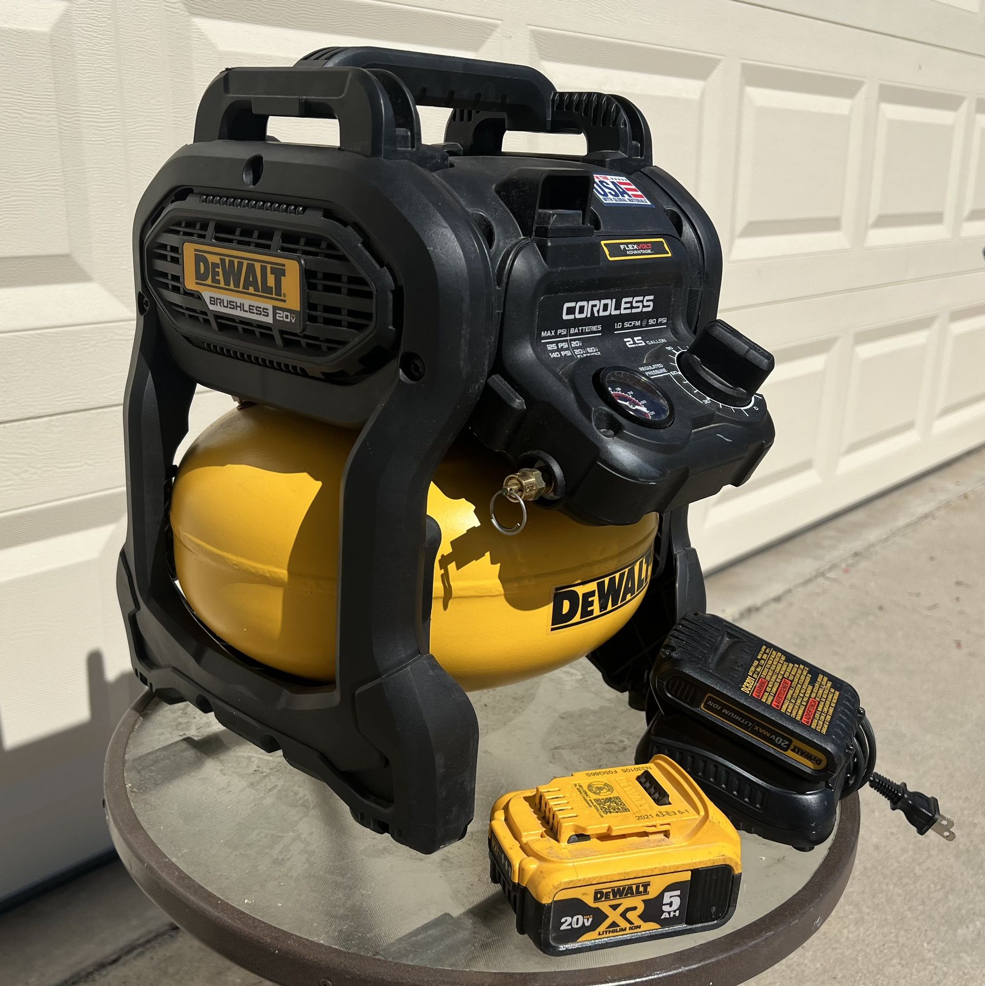New DEWALT 2.5 Gal. 140 psi Portable 20V Cordless Air Compressor with ...