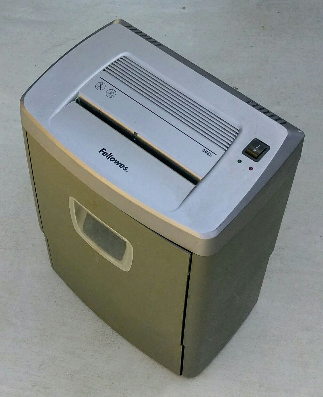 Fellowes DM65C 7-sheet confetti paper shredder for Sale in San Mateo ...