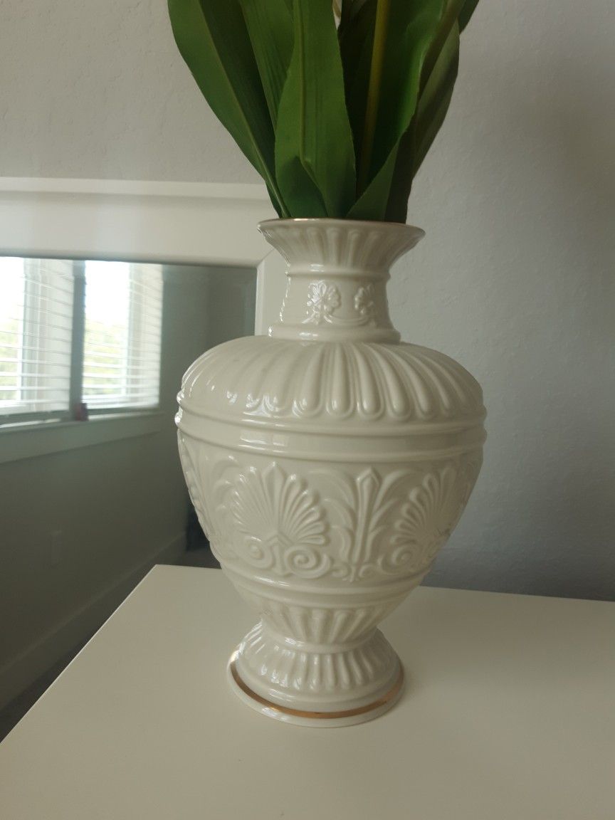 Lenox Large Flowers Vase for Sale in Fort Myers, FL - OfferUp