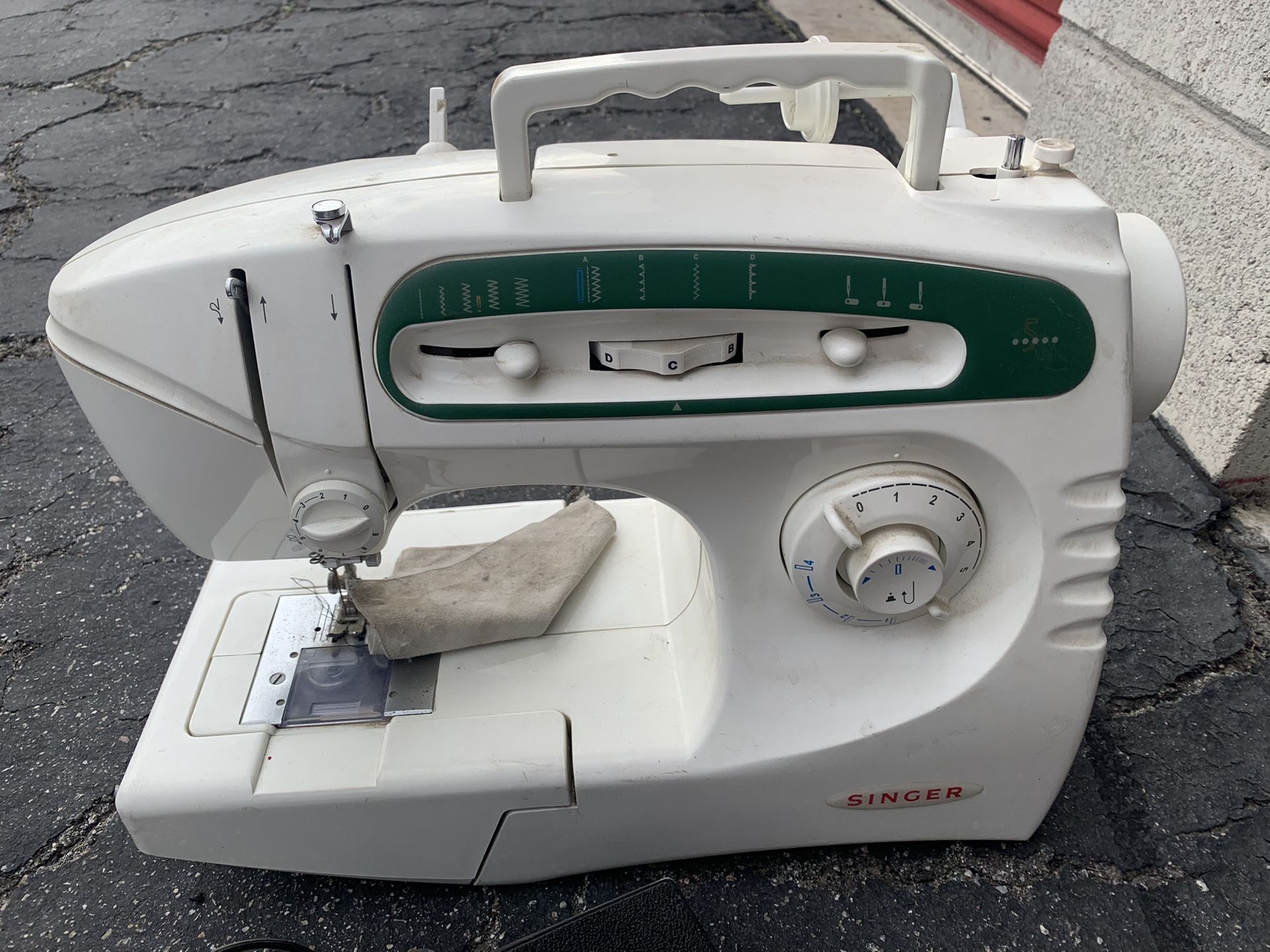 Singer sewing machine model 5417c with zig zag sewing patterns for Sale ...