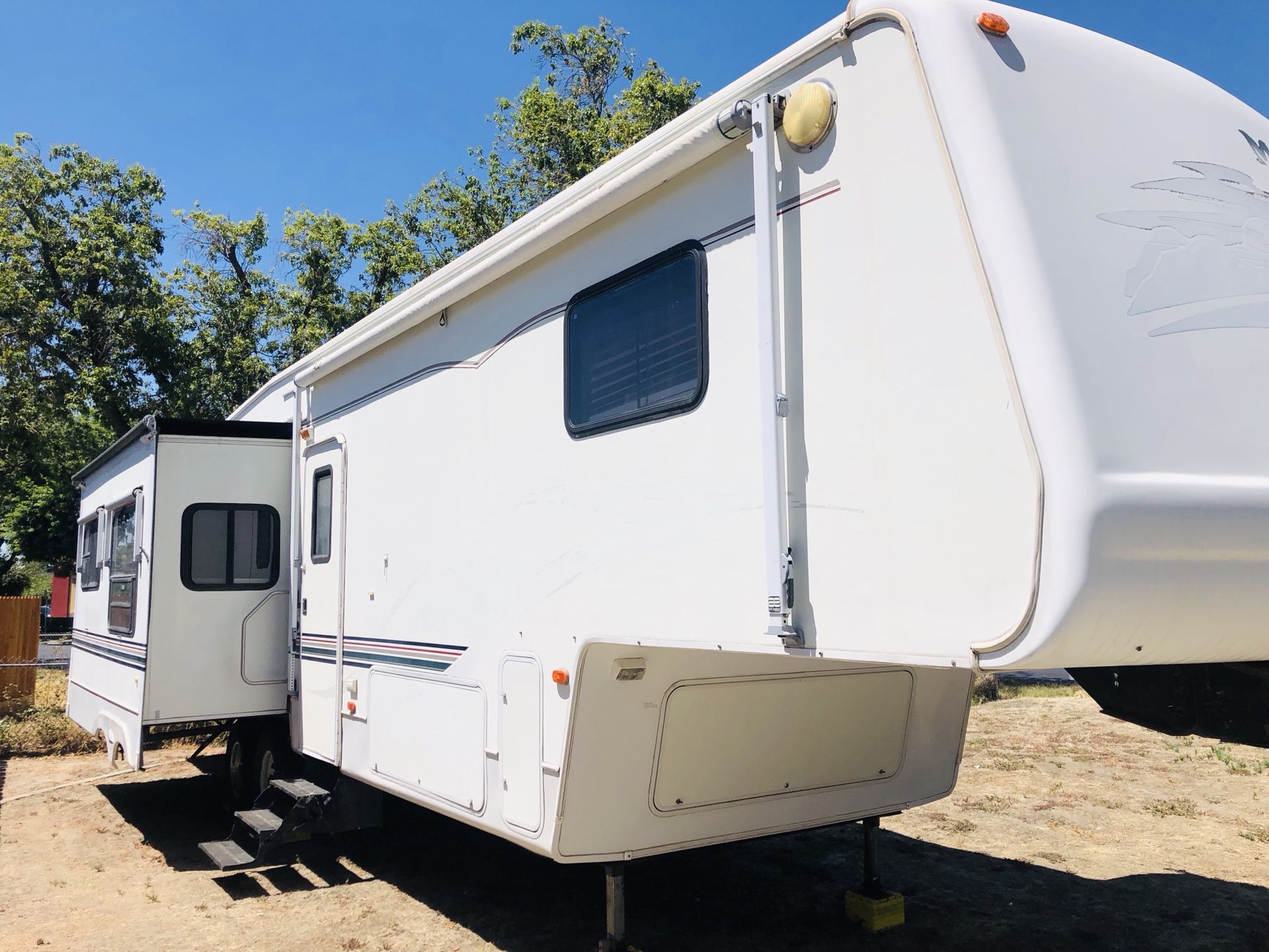 2002 Keystone Montana 35 foot 5th wheel trailer excellent condition for ...