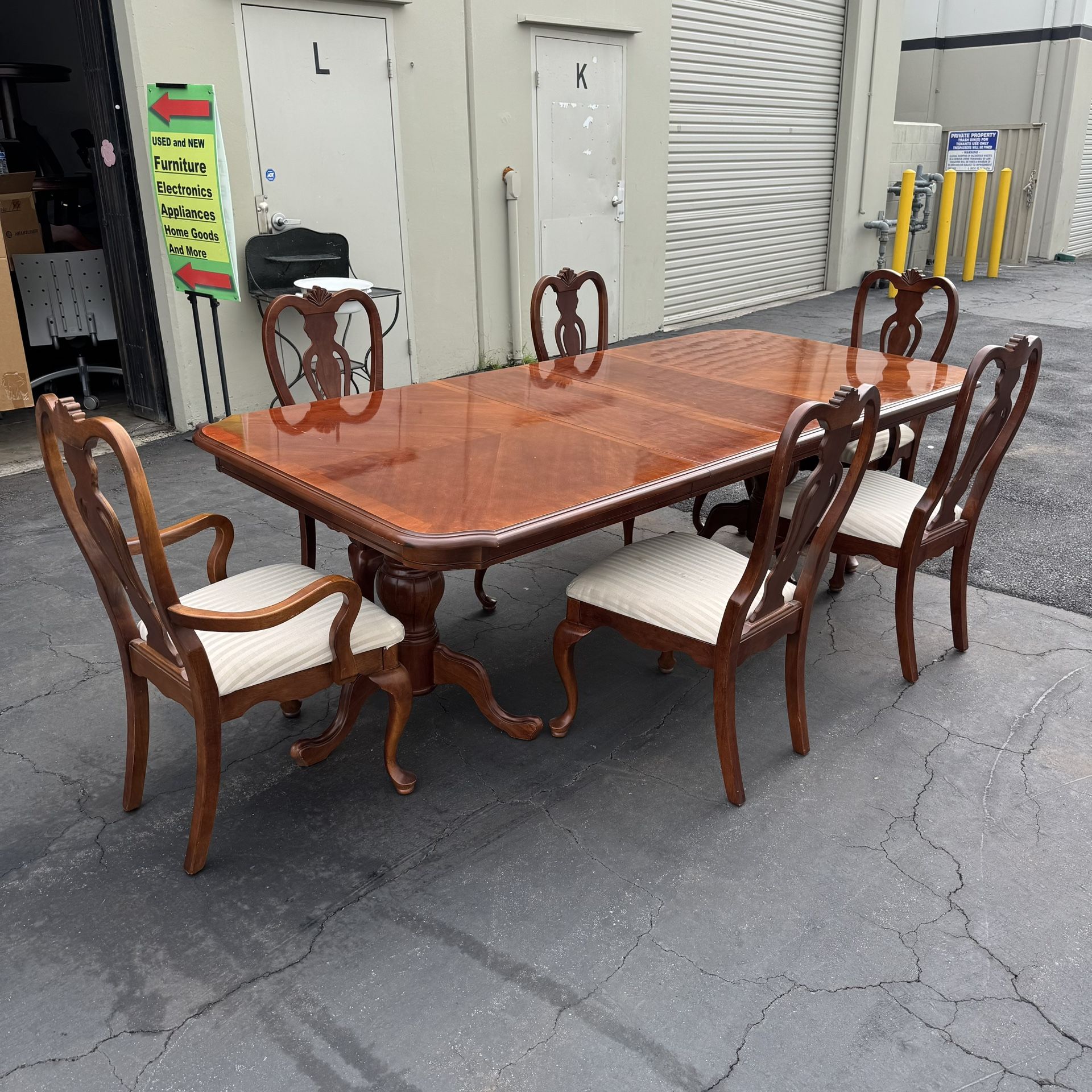 Bassett Furniture Two Leaves Extendable Dining Table and 6 Chairs Very Good Condition for Sale ...