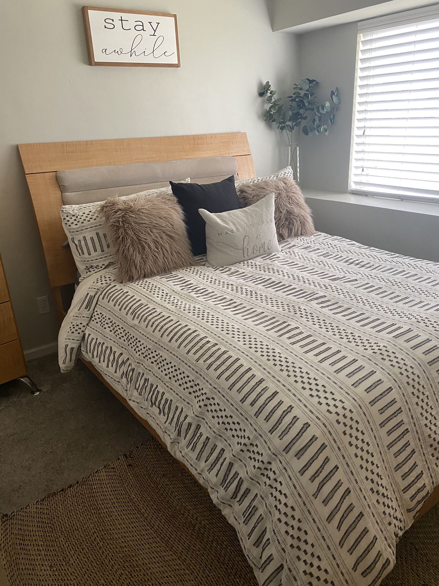 Moving Sale - Queen Bedroom Set with Mattress for Sale in San Diego, CA ...