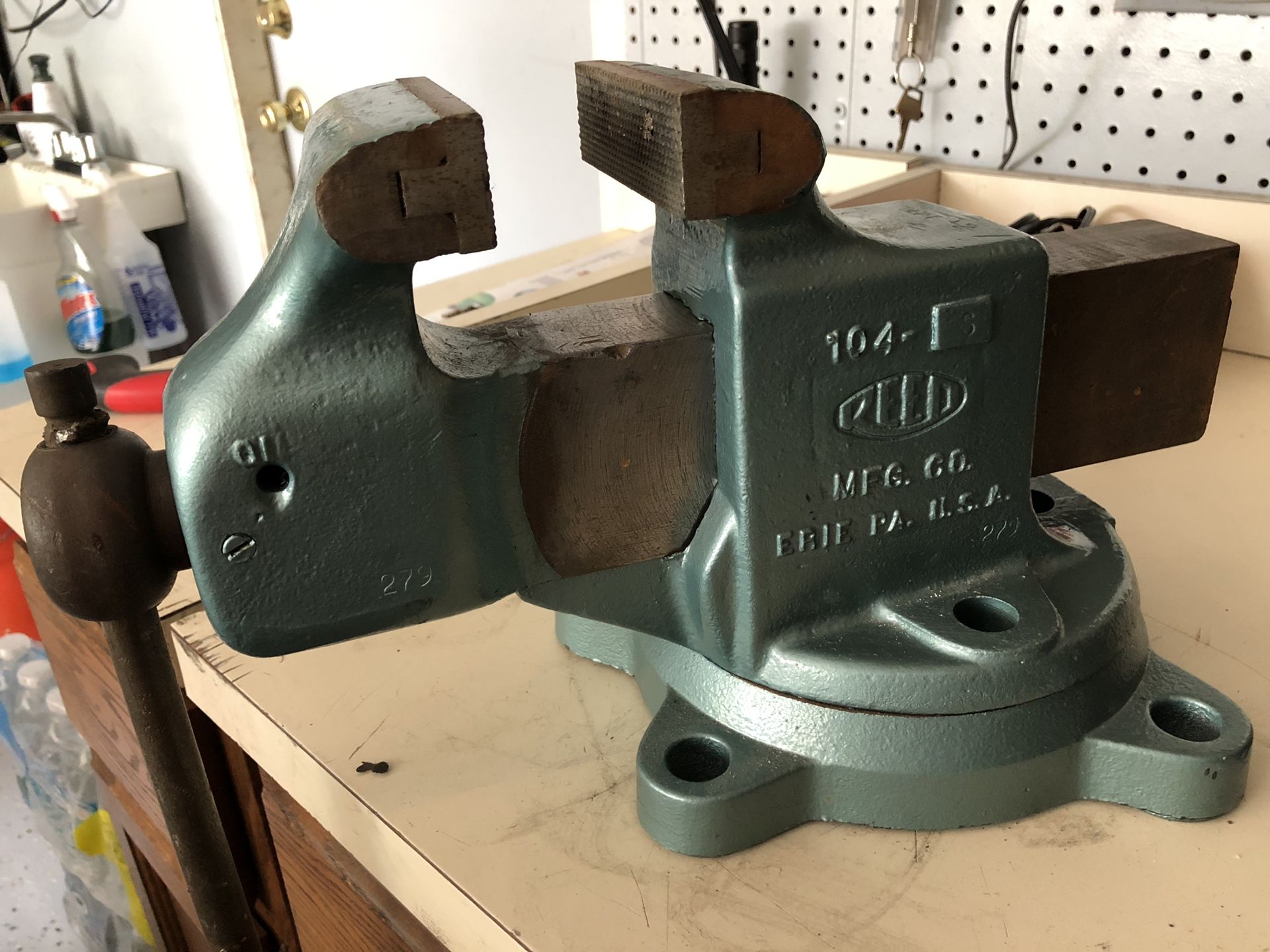 Reed bench vise 104-S for Sale in Orland Park, IL - OfferUp