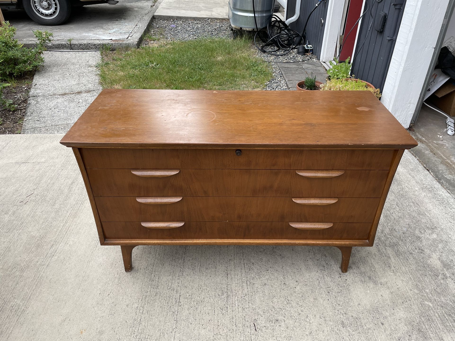Cavalier Mid Century Modern Hope Chest for Sale in Seattle, WA - OfferUp