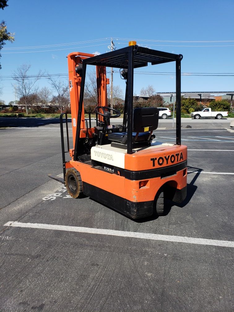 Toyota forklift 3 wheel electric 3000 pound capacity for Sale in ...