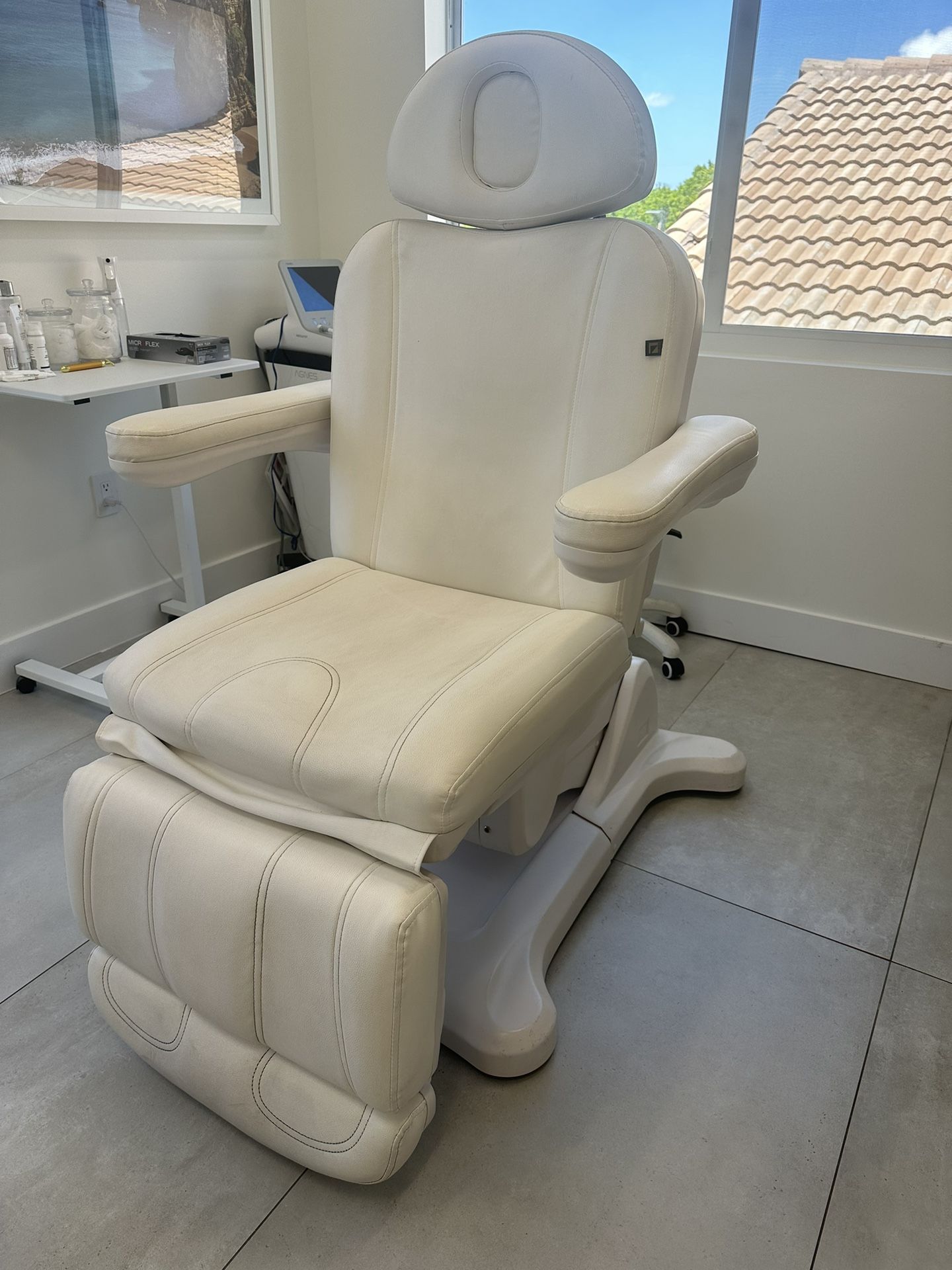Medical exam chairs With Foot Pedals for Sale in Miami, FL - OfferUp