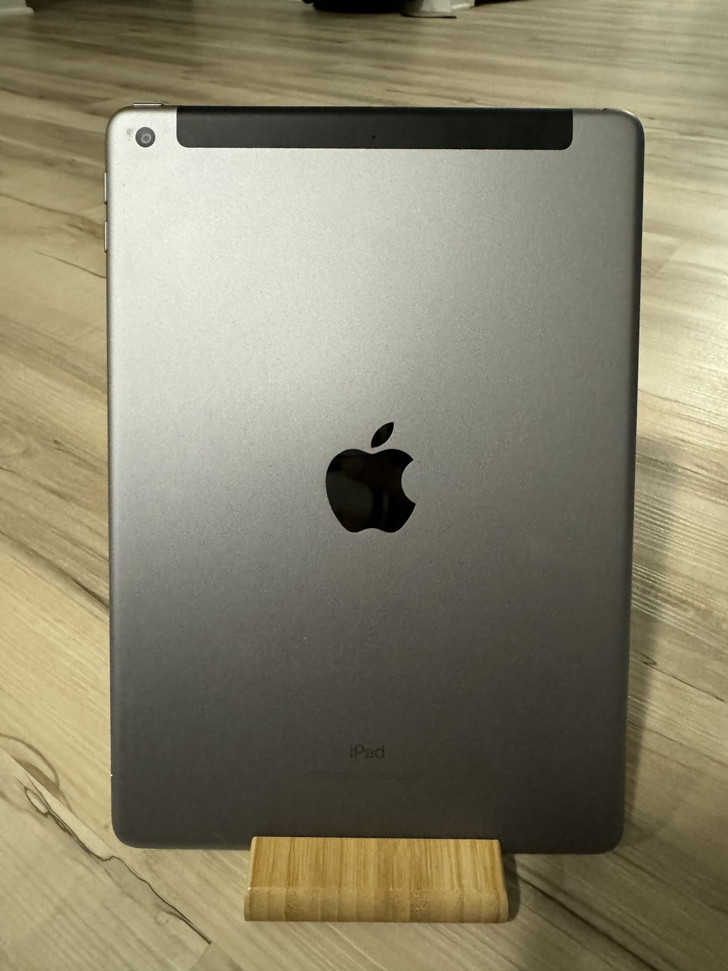 Excellent Condition 128 GB iPad 6th Generation WiFi + Cellular for Sale ...