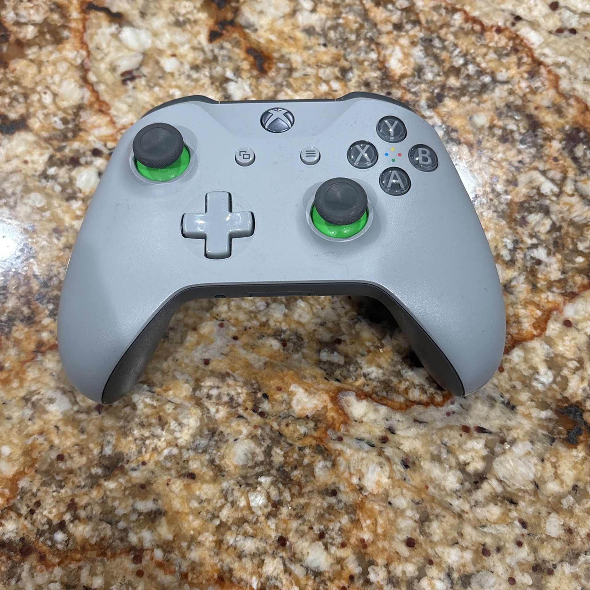 Gray Xbox controller for Sale in Las Vegas, NV - OfferUp