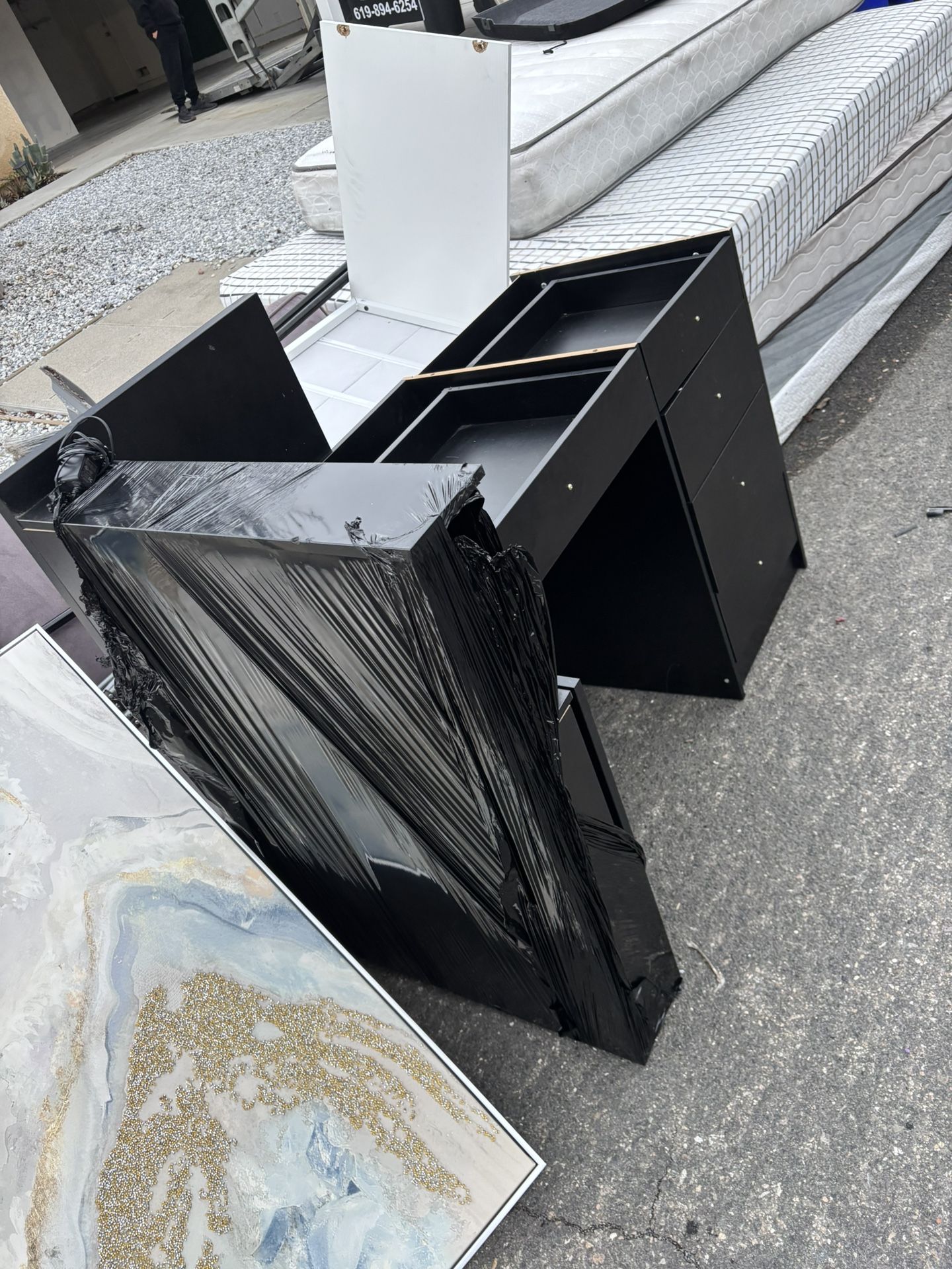 Random Items, Vanity, Desk, Art Work for Sale in Victorville, CA - OfferUp