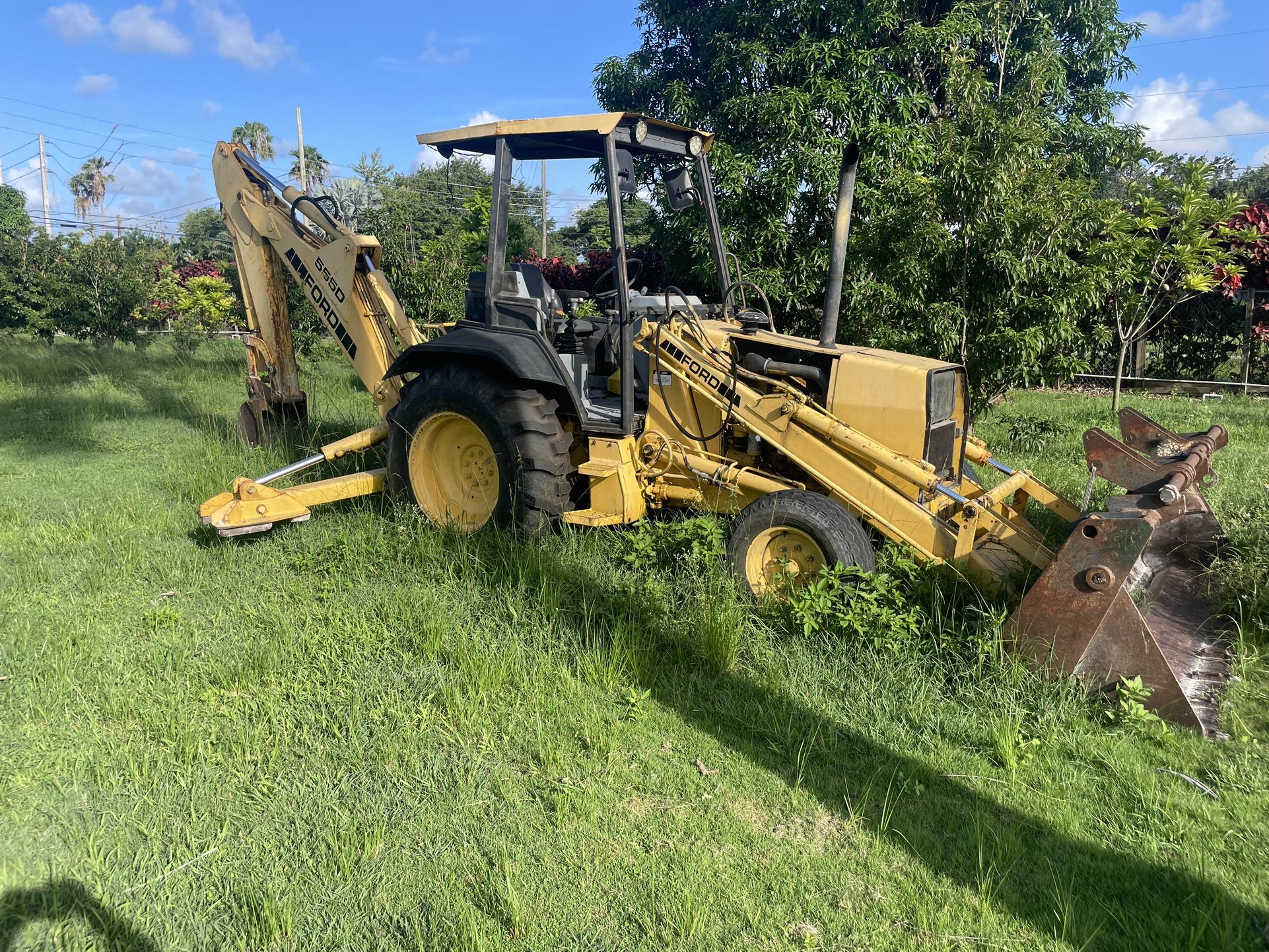 Ford 555D Backhoe for Sale in Miami, FL - OfferUp