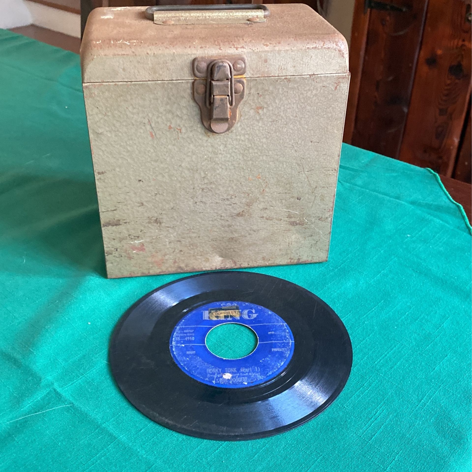 Rusty Midcentury metal American made 45 RPM record case holder for Sale ...